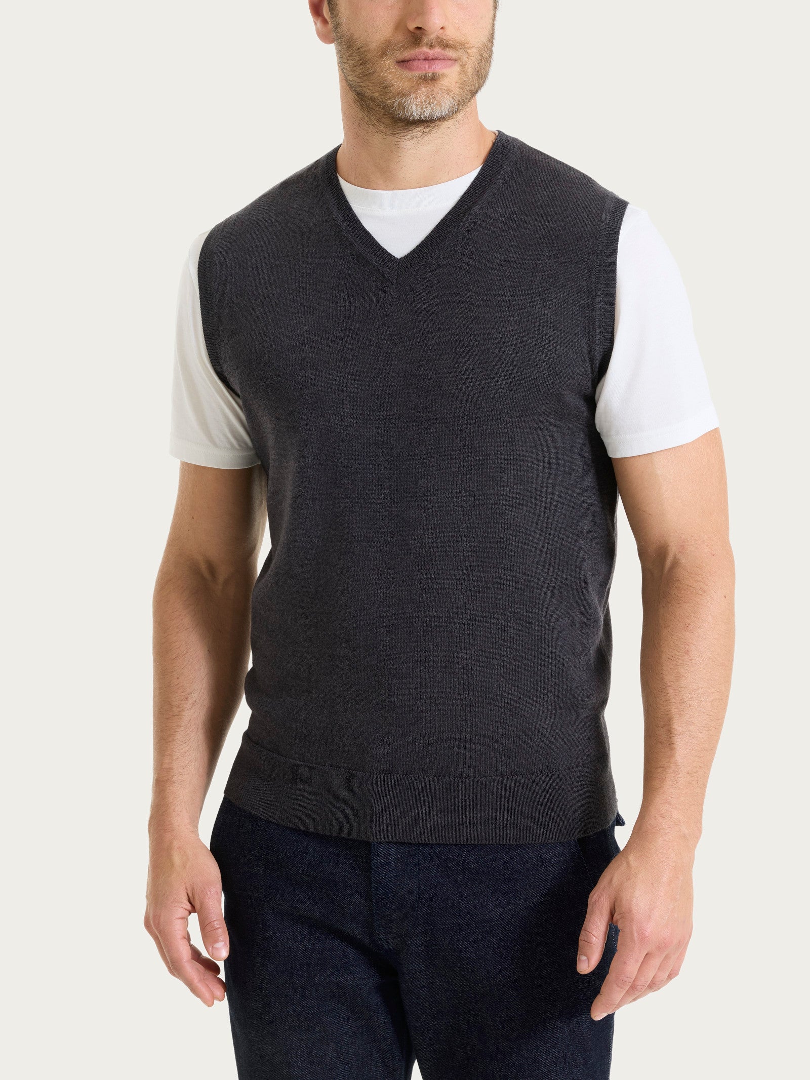 Pull smanicato con scollo a V in maglia unita in Merino Soft - Oscuro ...